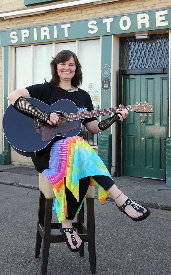 Artist Profile - Lisa Hake - Pictures